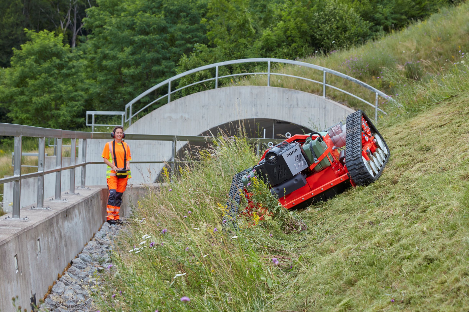 Agria 9600 tames steeper slopes - Turf Matters
